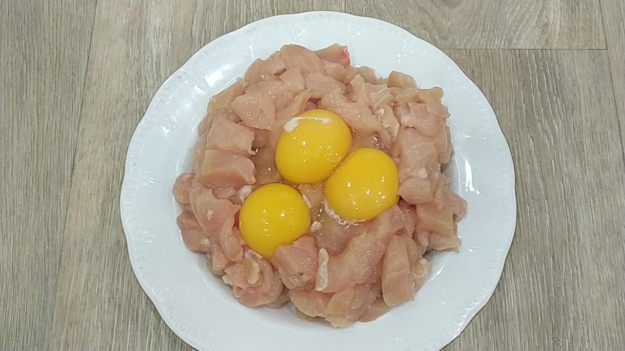 Просто залейте ЯЙЦАМИ куриную ГРУДКУ. Получается сочно, нежно.Запеканка из куриного филе.mp4