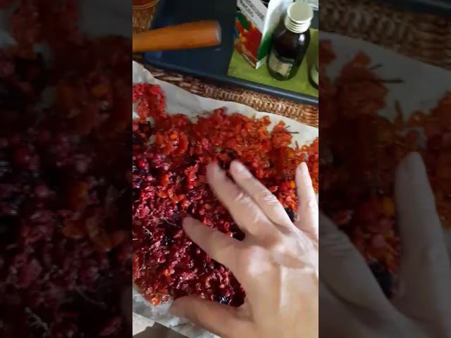 Жмых от ягод перемалываю в порошок