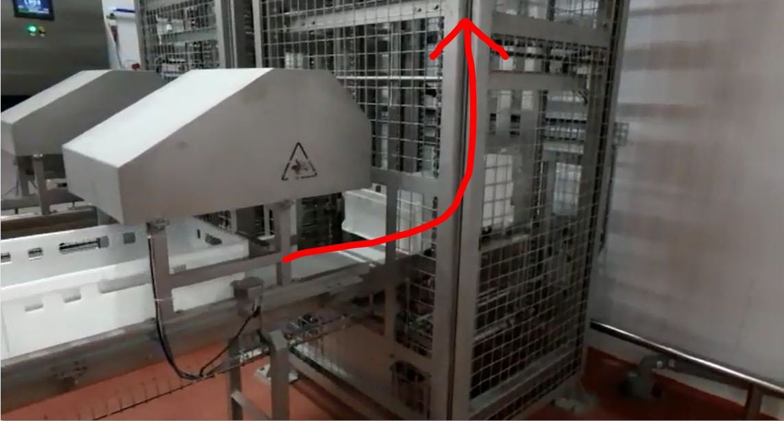 Вертикальный четырехцепной конвейер для подъема пластиковых ящиков с мясом