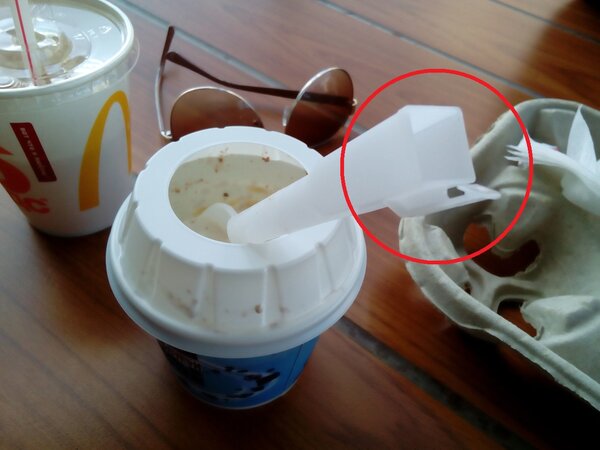 Зачем ложечку в Макдоналдсе делают с пустой квадратной ручкой?  Долго ломала на этим голову.