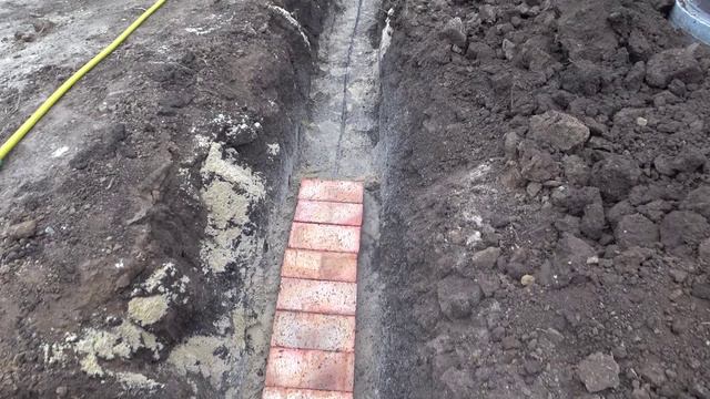 69. Вид траншеи с уложенным электрическим кабелем
