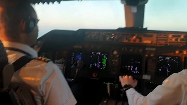 Боинг 747 во время взлета самолета работа экипажа самолета при взлете с взлетно-посадочной полосы