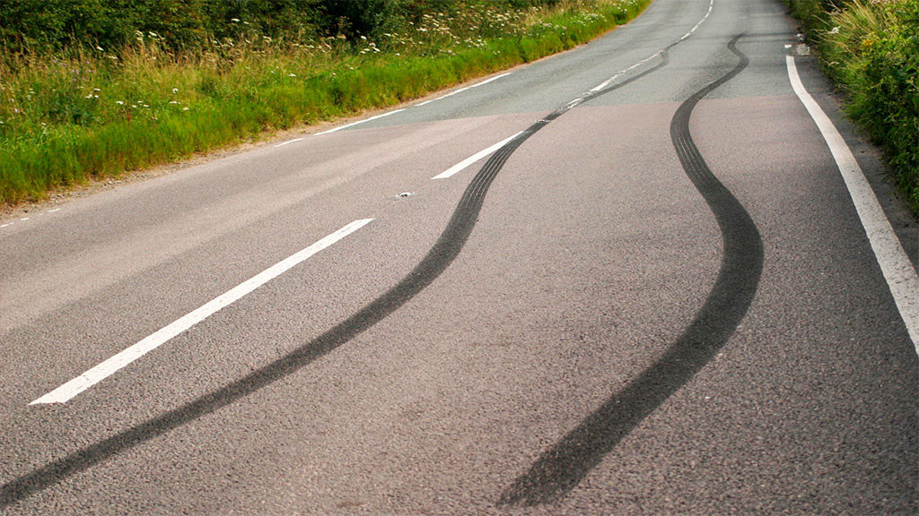 Асфальт уже устал от шин