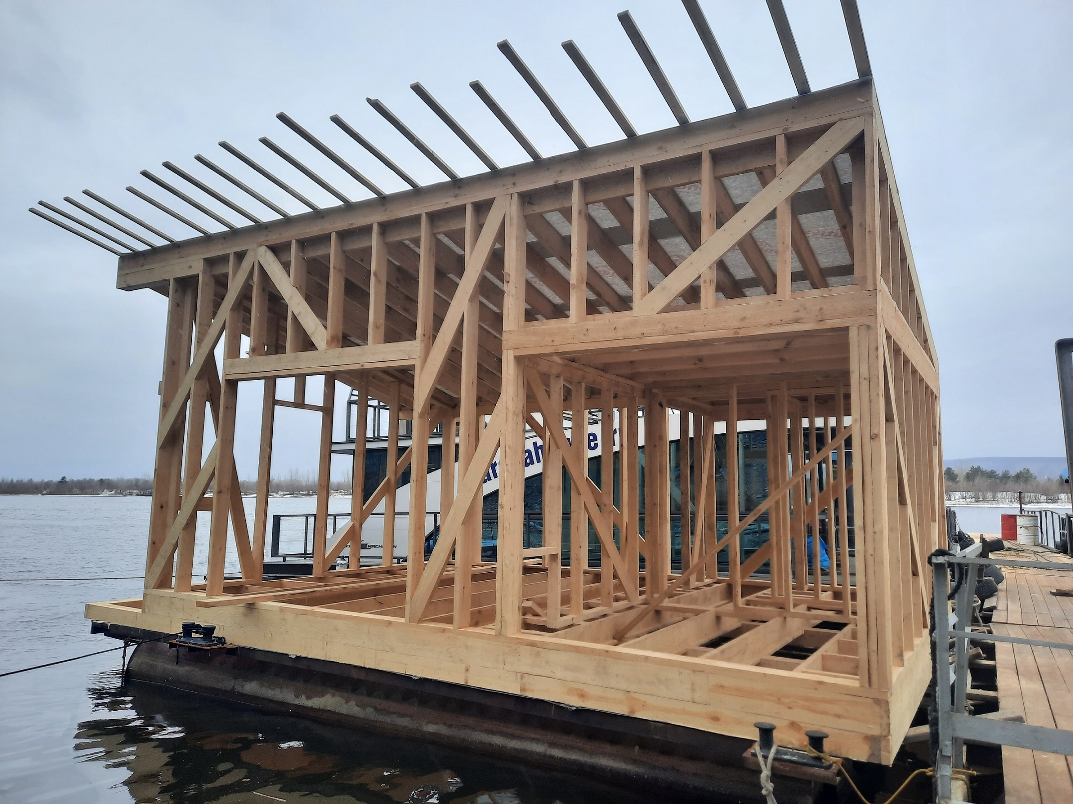 Баня на воде BarasaHouse от ПСК Custom Villa! Показываем процесс сборки несущего каркаса.