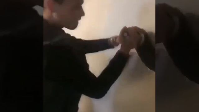 Как открыть вино без штопора