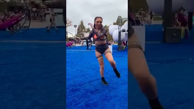 Простые движения.
ЛУЧШАЯ малышка на фестивале Следуйте за нами...