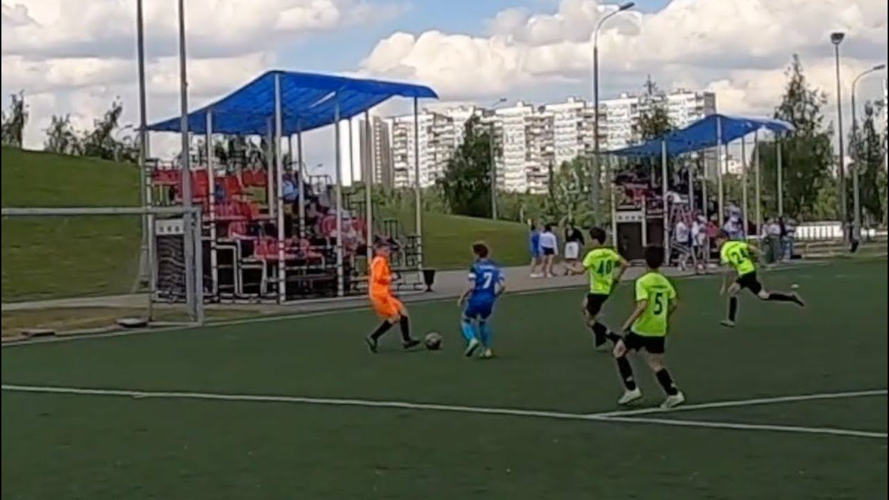 Опередил вратаря "Смены"