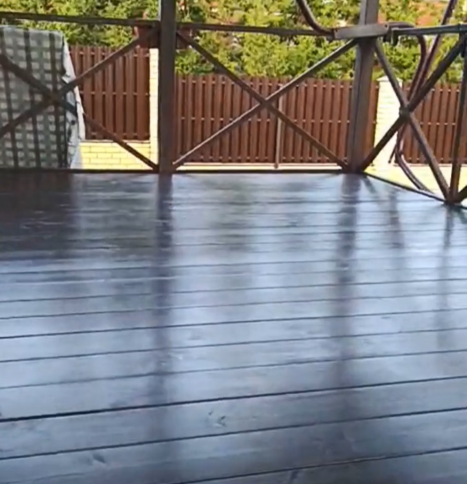 Настелил пол из строганой доски на веранде.