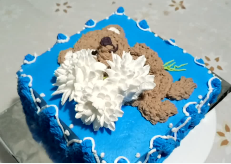 РИСУЕМ НА ТОРТЕ МИШКУ ИЗ КРЕМА.