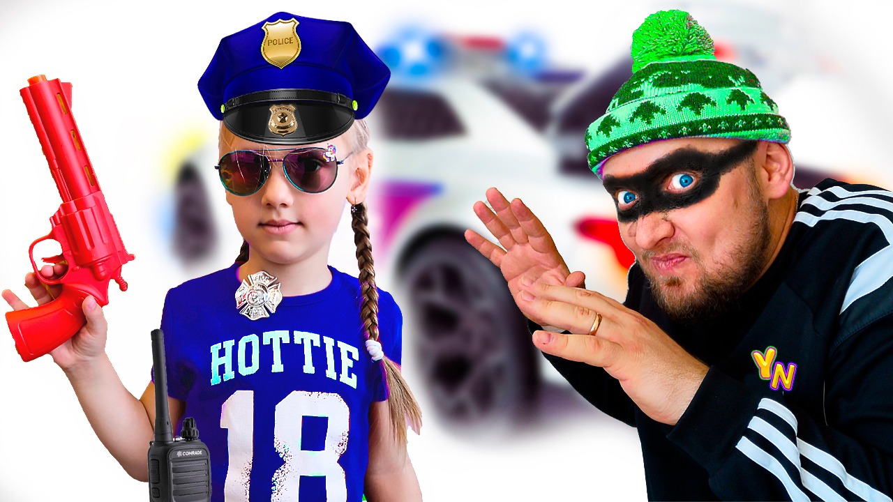 Ястася играет в профессию как полицейский и ловит воришку