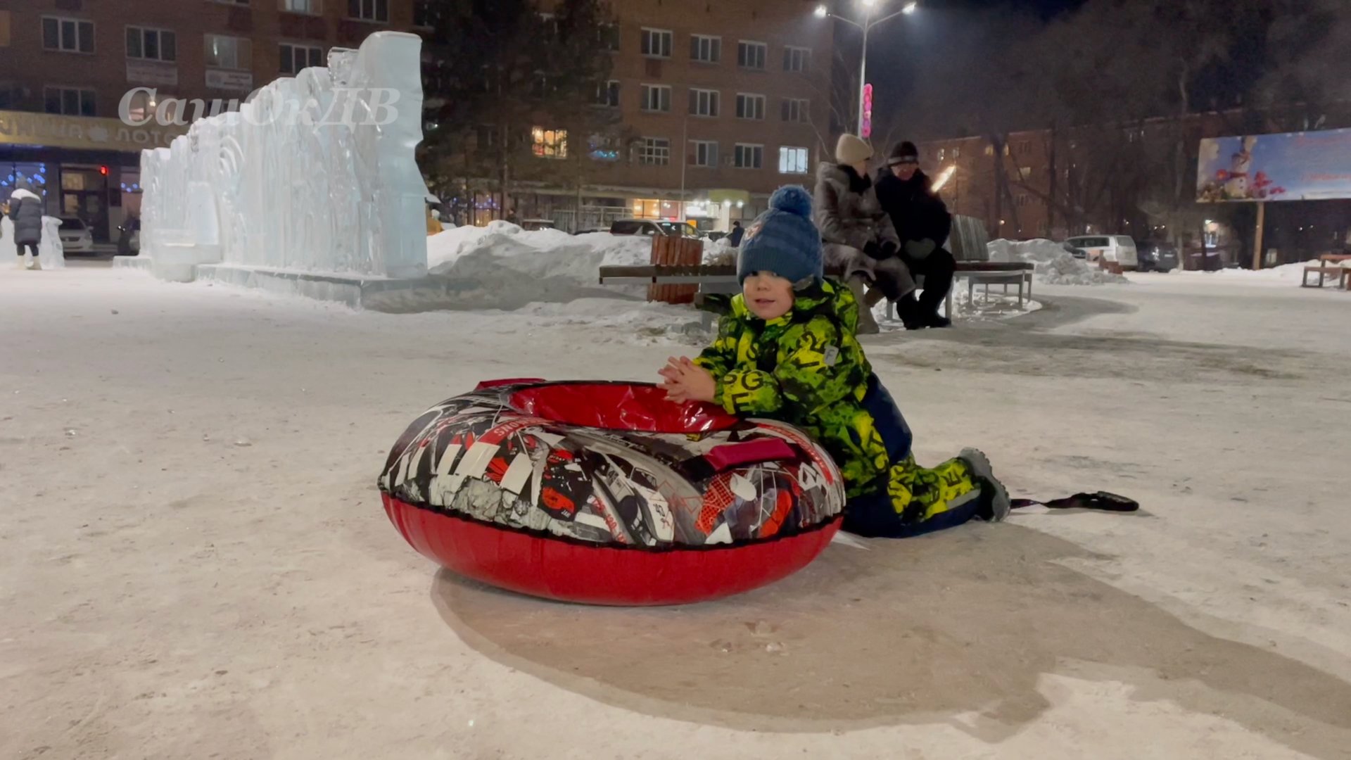 Предновогодний Спасск-Дальний. Центральная площадь. Елка, ледяные фигуры...