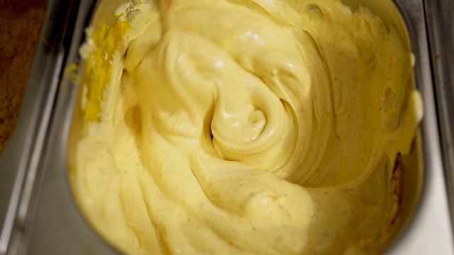 Повар готовит вкуснятину