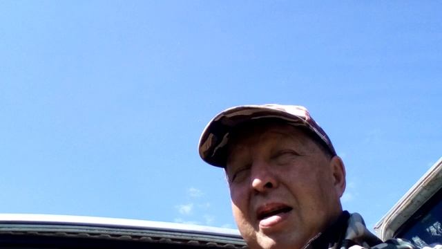 Поиск по берегам реки с металлоискателем.