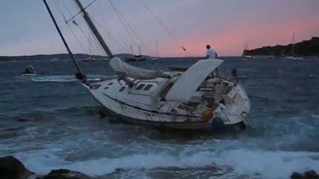 Спасательные операции - Попытка снять с камней яхту