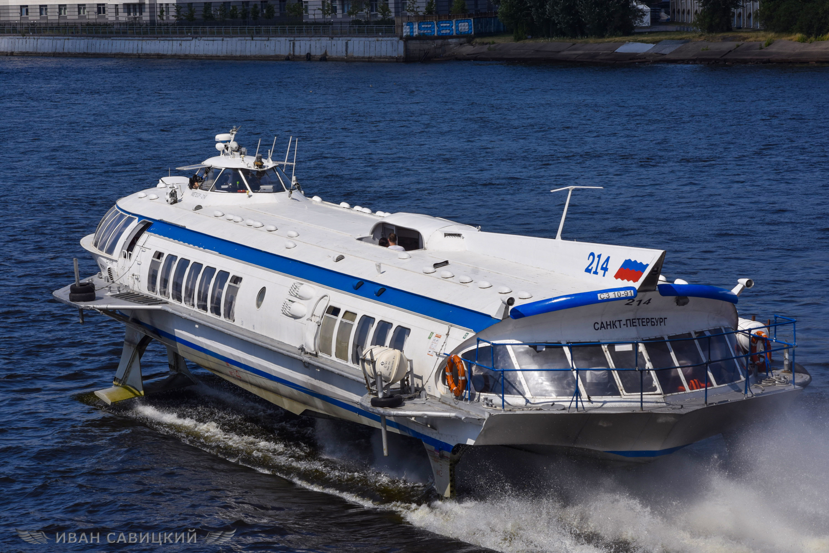 Речные лайнеры Метеор-142 и Ясон ходят по Неве на Кронштадт