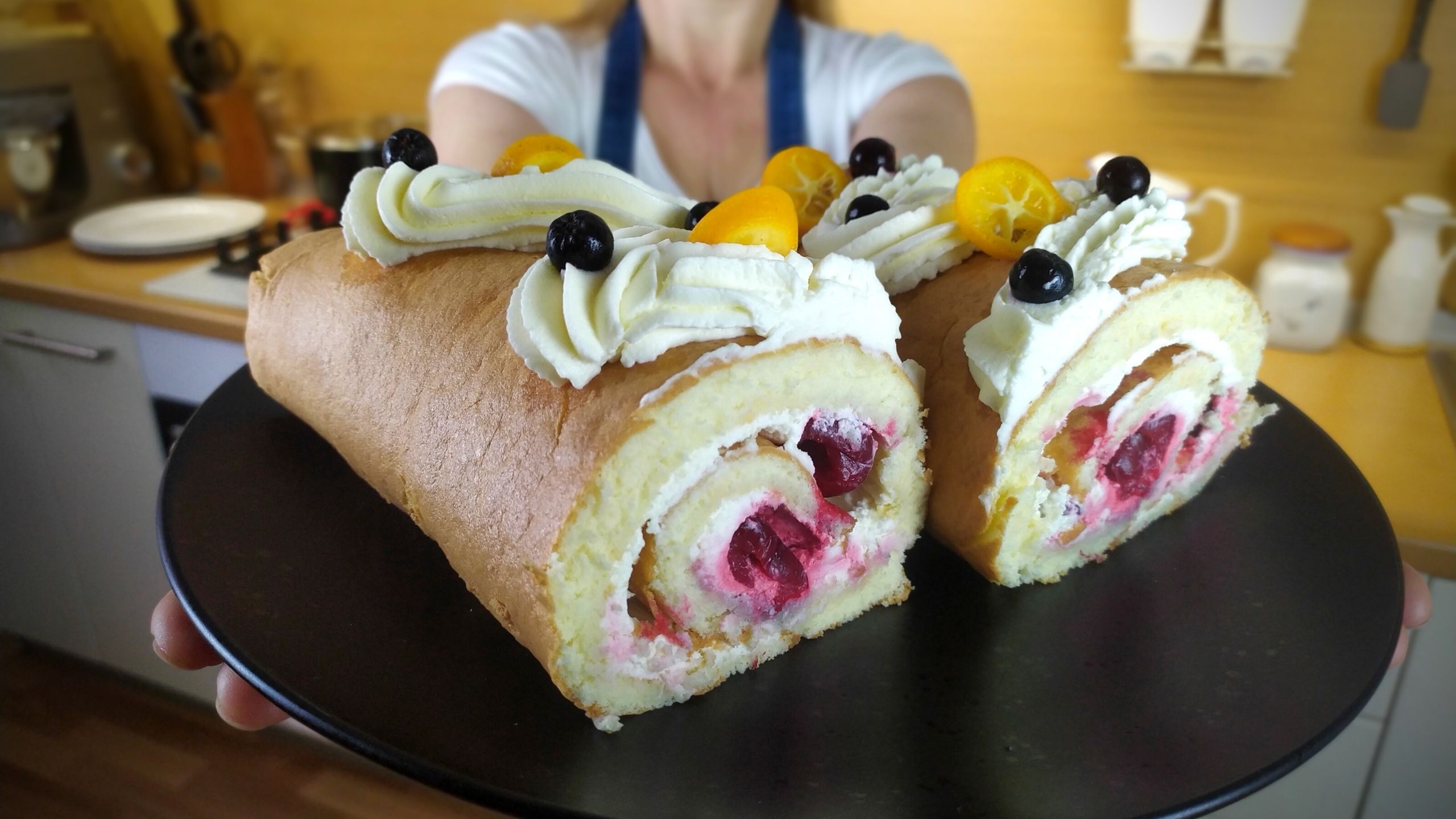 Бисквитный рулет с ягодами ? Простая выпечка к чаю за 5 минут!