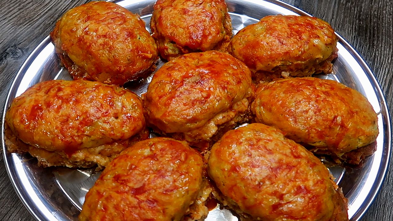 Вкуснейший ужин для всей семьи. Котлеты-лодочки с картофелем.