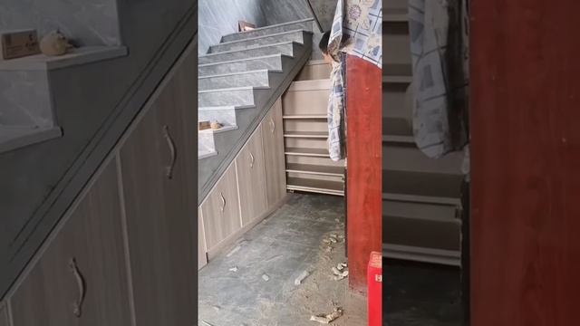 Грамотная экономия пространства под лестницей.