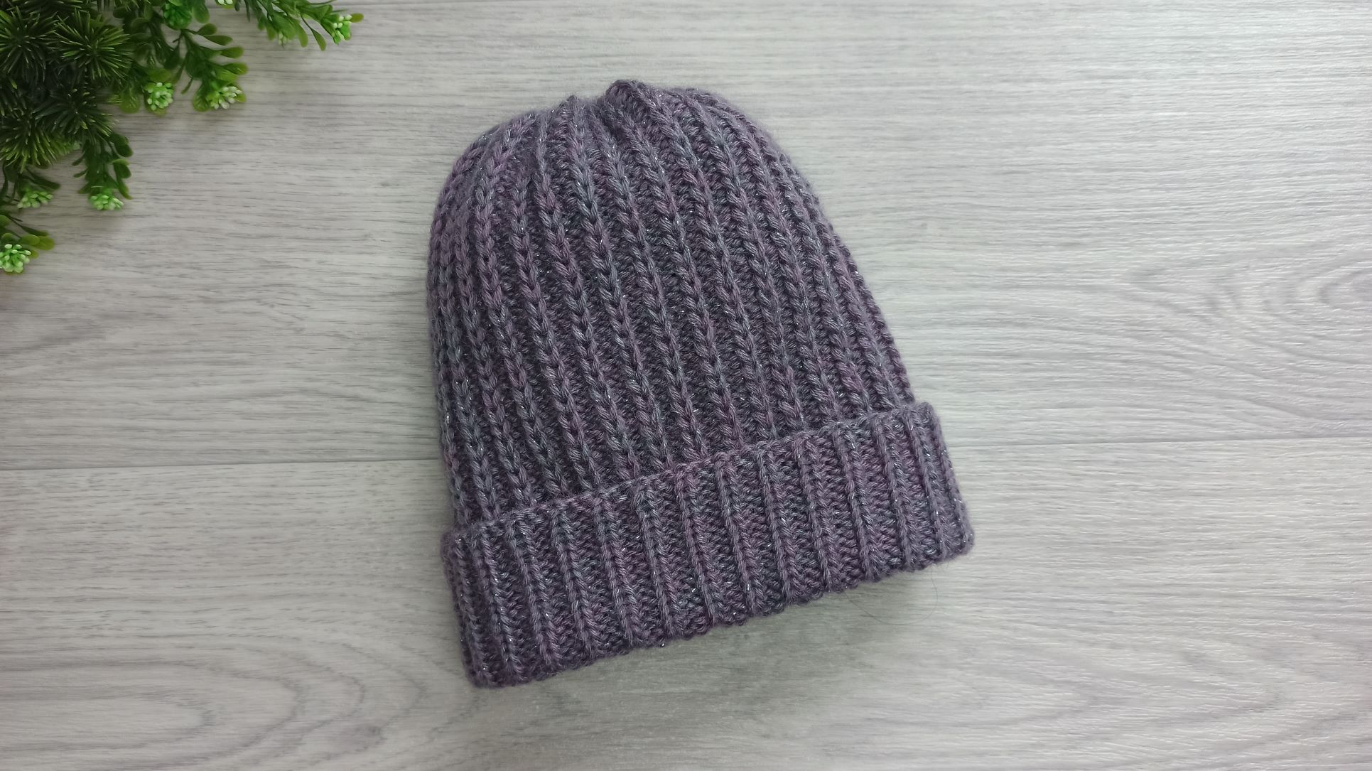 Шапка спицами узором резинка с вытянутыми петлями