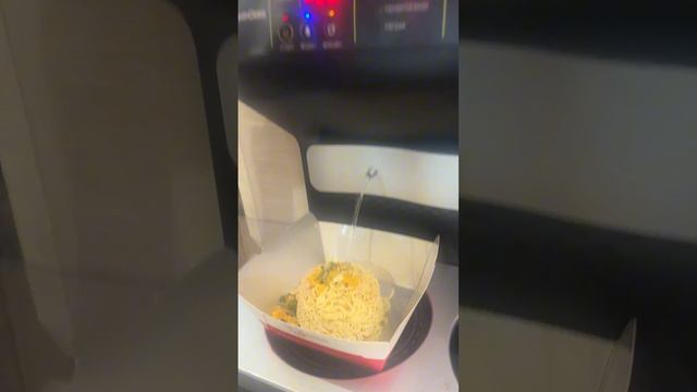 Рубрика "Первая проба" - 61. Лапшичная станция #лапша #быстраяеда #дегустация #вкусныйроман