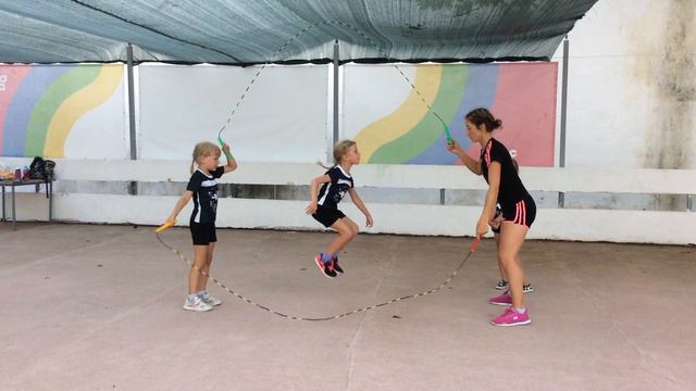 Скакалка для дошкольников. 25. Дабл Датч. Две веревки на троих. Двое крутят, третий прыгает