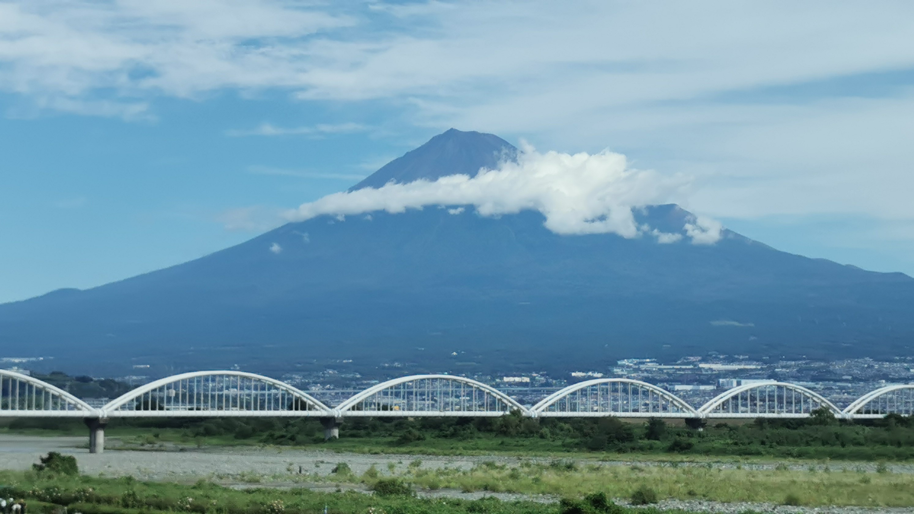 Вид на Фудзияму из высокоскоростного поезда cинкансэн (shinkansen), 24.09.2023