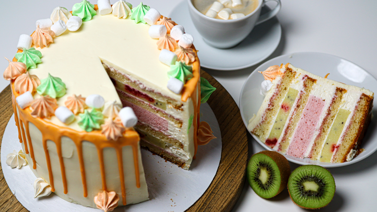 БИСКВИТНЫЙ ТОРТ с клубникой и киви. ТОРТ с клубничным муссом и кремю из киви. Торт клубника-киви