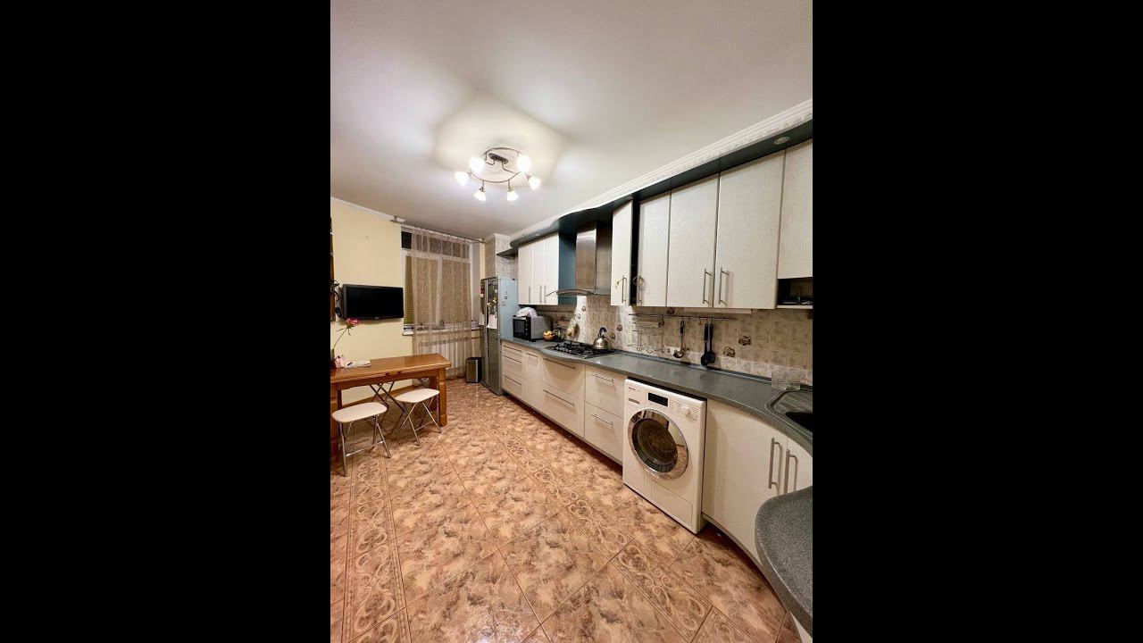 Цена квартиры в Геленджике 18.5 млн.р. на улице Курзальной на пересечении с улицей Колхозной.