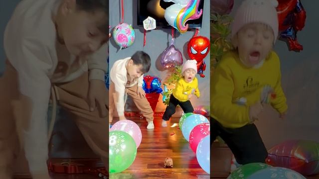 Лопаем воздушные шары #шар #дети #видеодлядетей