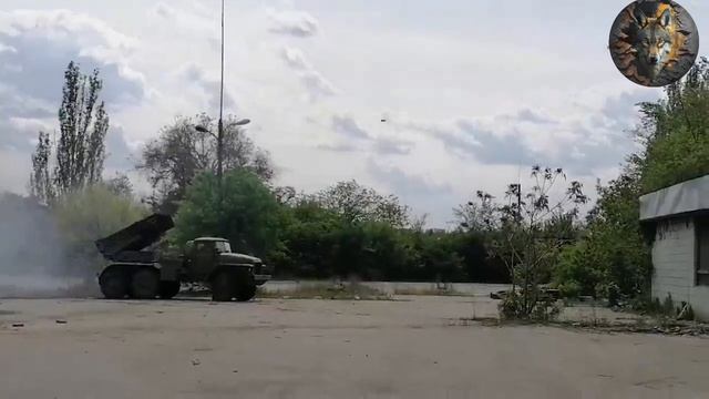 "Сделай правильный выбор или умри" на головы солдат ВСУ вместе со снарядами сыпятся листовки.