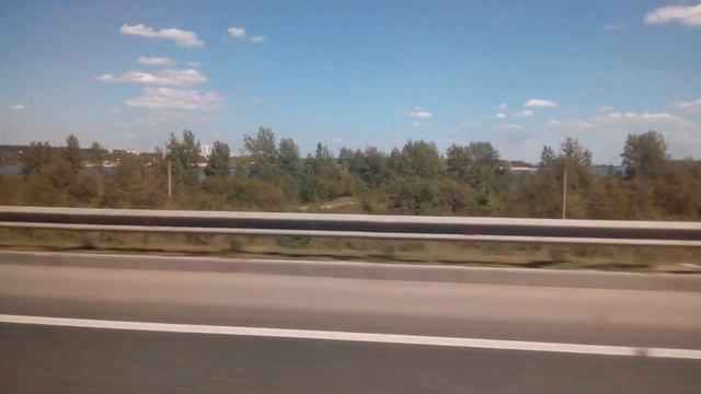 Проезжаем на автомобиле рядом с Волгой у города Казань июнь 2022