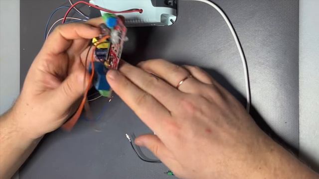 Реле управления воротами при всплеске напряжения.