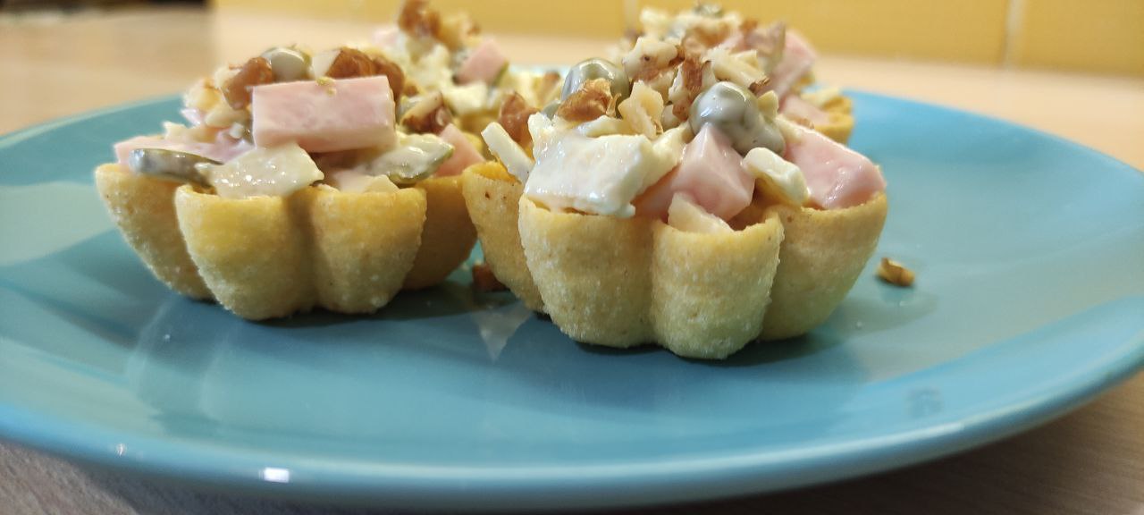 Вкусный салат с ветчиной, горошком и яичным блином