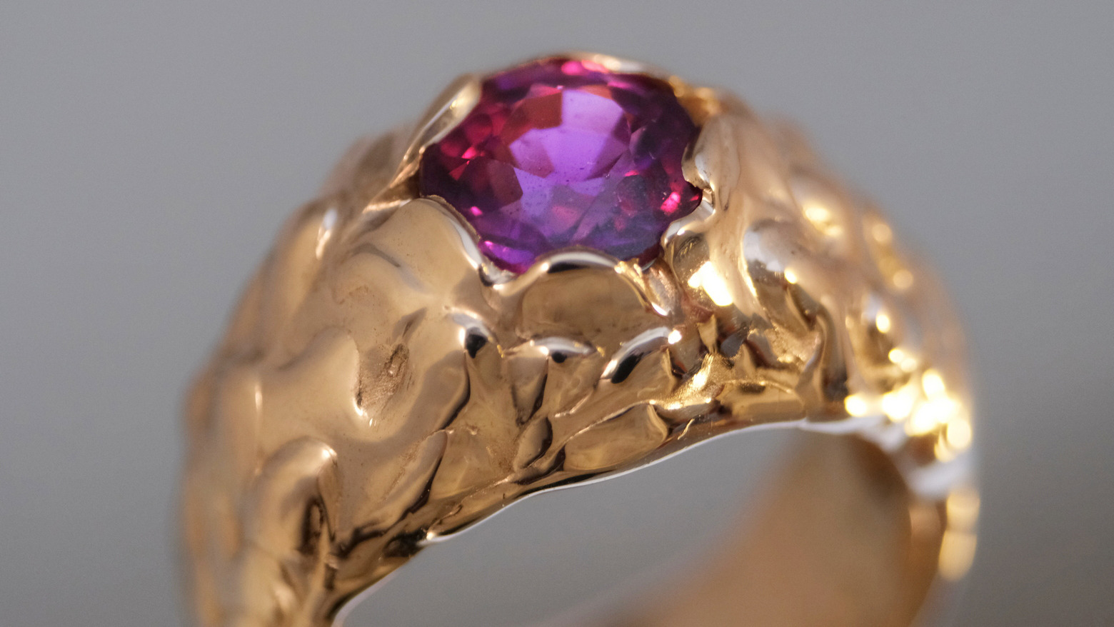 Самоцвет "оплавленный золотом".