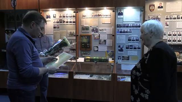 Ветеран ОВД Валентина Селихова принимает поздравления по случаю юбилея