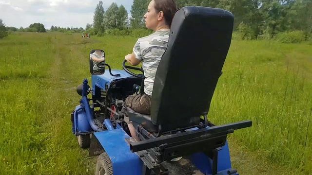 Как я училась ездить на мини-тракторе/Архив