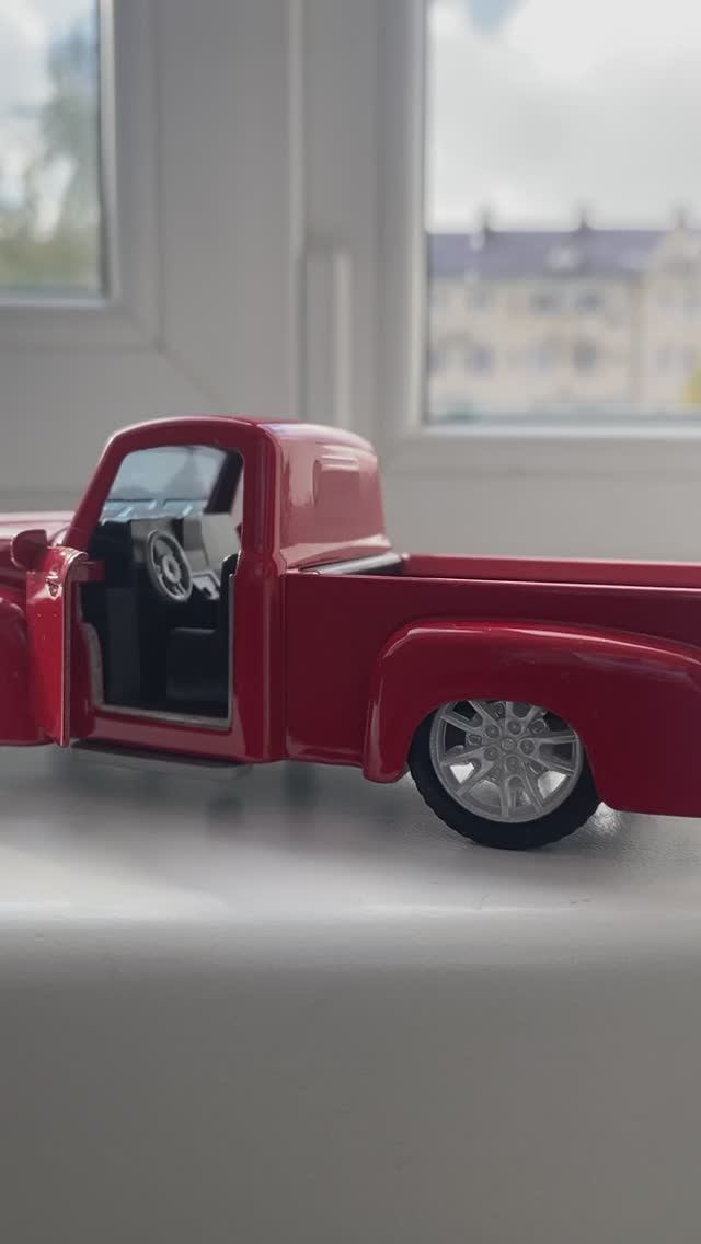 Машина красная