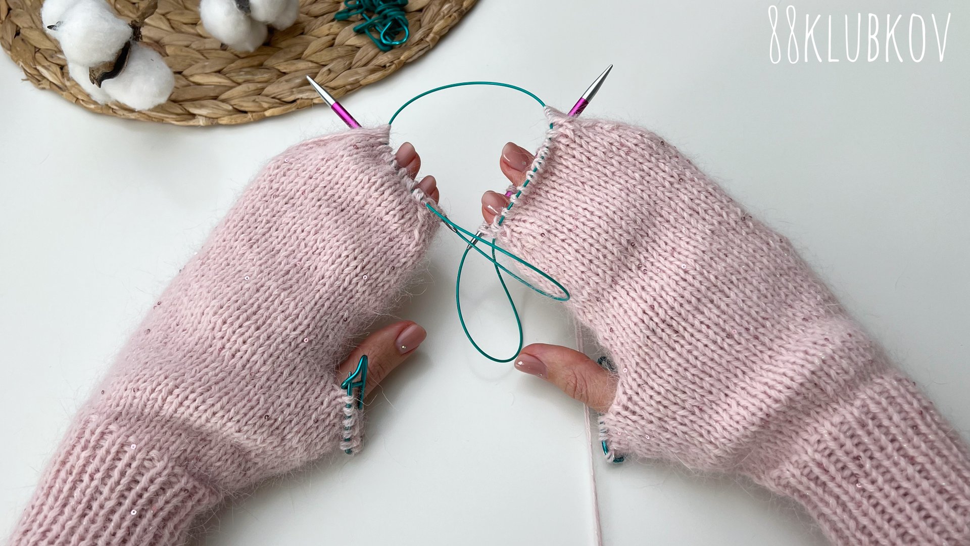 В 2 РАЗА БЫСТРЕЙ! Каждый должен уметь вязать 2 варежки на 1 спицах ОДНОВРЕМЕННО)