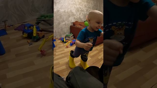 когда купили сапоги на вырост. Зачем платить каждый год, если можно сразу 44 размер