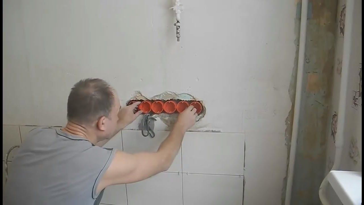 Установка блока из ШЕСТИ РОЗЕТОК на плитку ч.1