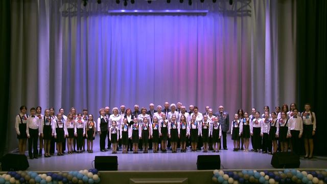 Сводный хор ДЮЦ Северодвинска и ветеранов города.