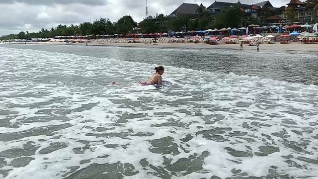 Доехала на доске до берега)))