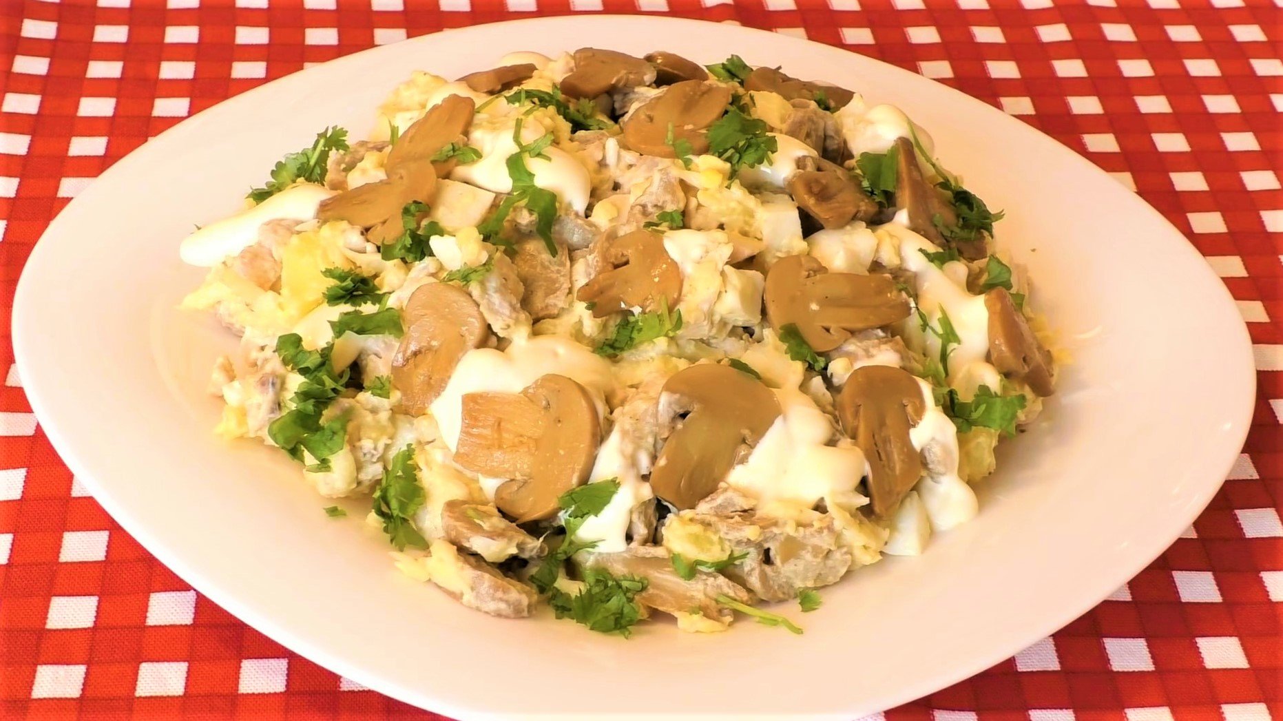 Сытный и Очень Вкусный Деревенский Салат с Курицей и Грибами.