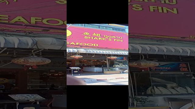 Я еду в тук-туке по Паттайе, Тайланд 🚘.