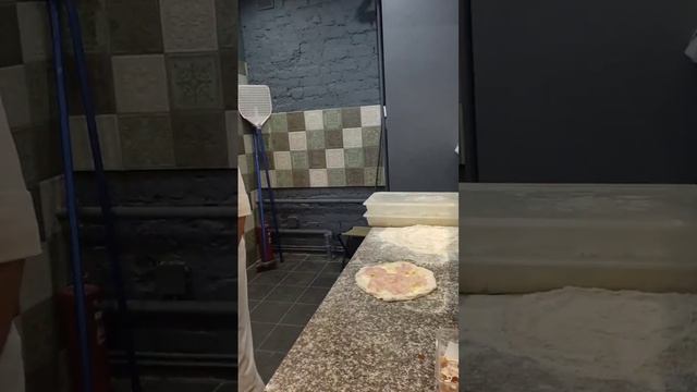Процесс проработки неаполитанской пиццы.