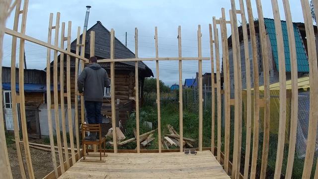 Направляющие стойки передвижной опалубки для сарая из арболита (или опилкобетона) готовы.