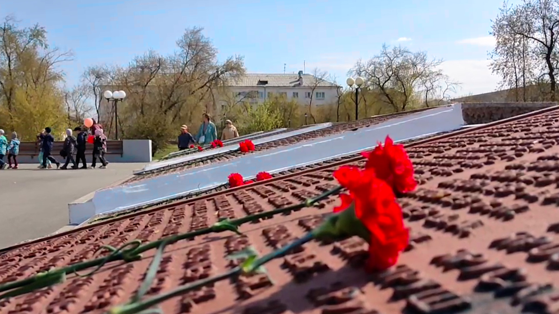 Самые младшие поколения Шадринцев присоединились к церемонии возложения цветов к мемориалам города