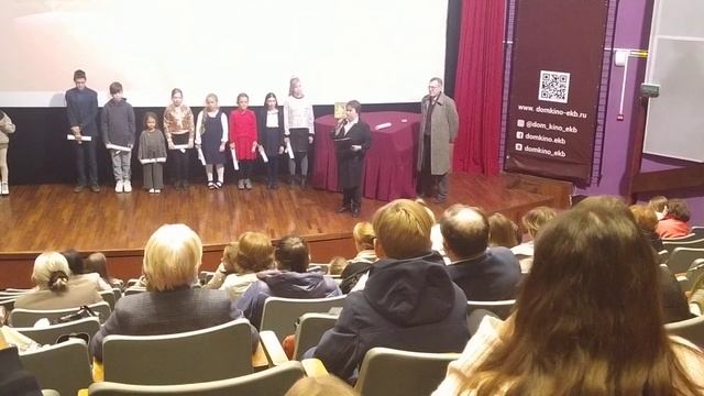 Писатель А. Папченко на сцене Дома кино на юбилее детской студии "Синяя птица".