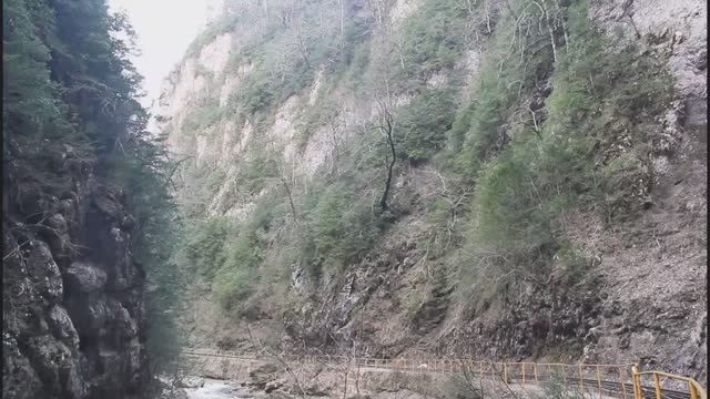 Гуамское ущелье. Потрясающая красота! Бурлящая река, обрывы, скалы и маленький тепловозик