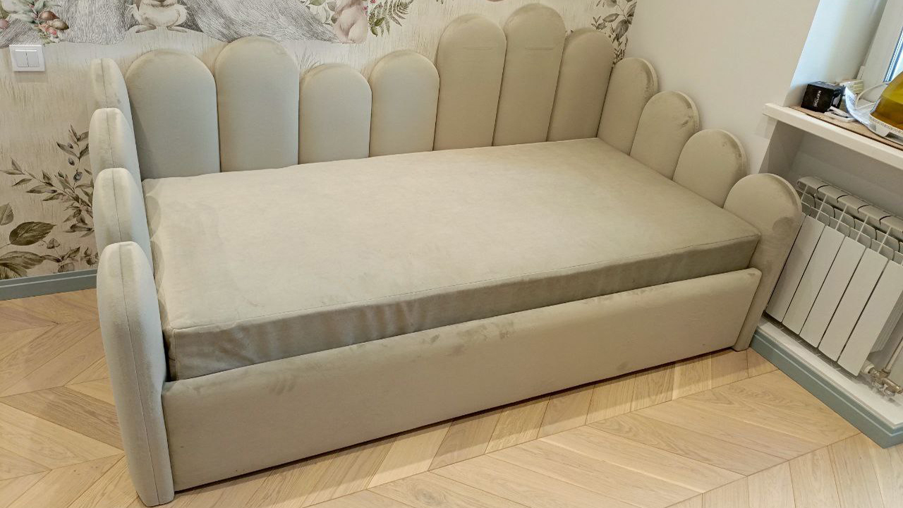 Кровать с разноуровневой спинкой и ортопедическим матрасом. Бамбини кидс